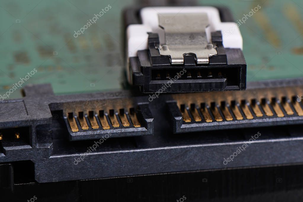 primer plano del terminal SATA (Serial AT Attachment, Serial ATA ...