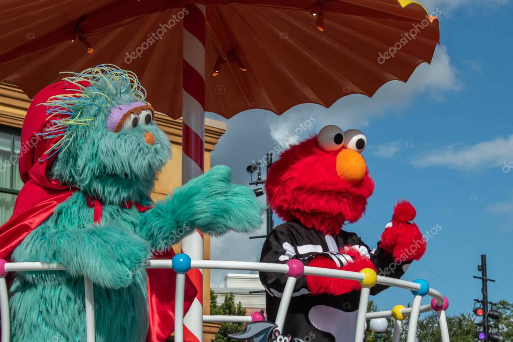 Orlando, Florida. 5 de octubre de 2019. Rosita y Elmo en el desfile de ...