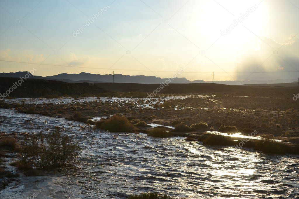 Enorme inundación repentina en el cráter Mitzpe Ramón, desierto de ...