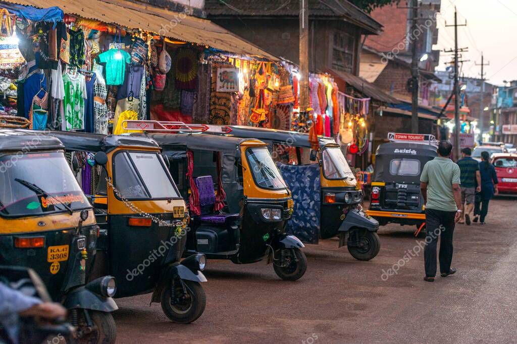 27 / 12 / 2019 Gokarna. Karnataka, India, auto rickshaws están ...