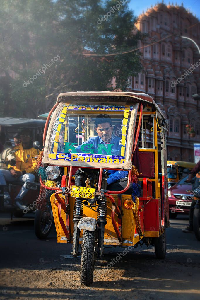 02 / 10 / 2020 Jaipur, Rajastán. India Rickshaw conductor en una ...