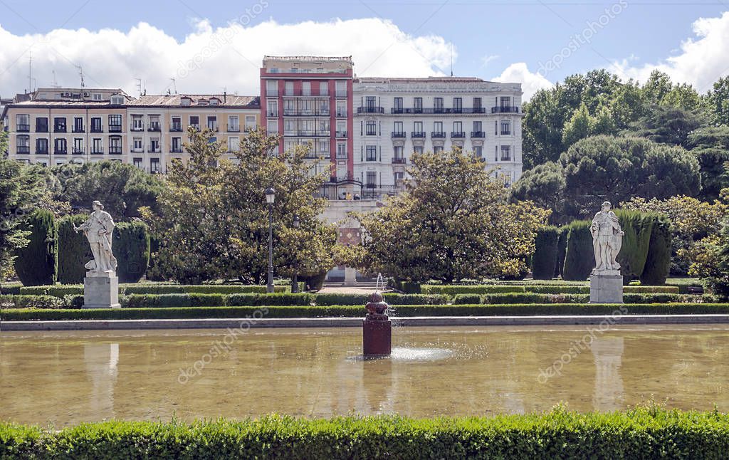 Jardines en el Palacio Real de Madrid en estilo neocl sico en un d a ...
