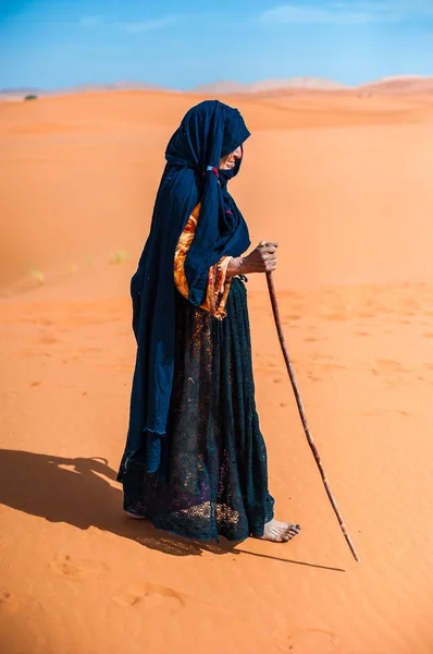 Arabic woman desert Stock Photos, Royalty Free Arabic woman desert ...