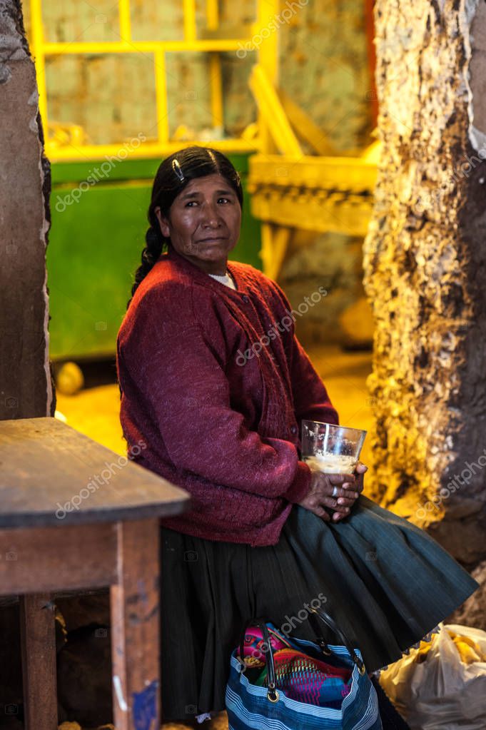 La mujer está bebiendo chicha. La cerveza Chicha-Inca se elabora a ...