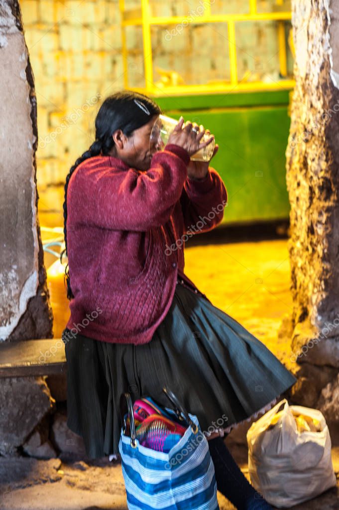 La mujer está bebiendo chicha. La cerveza Chicha-Inca se elabora a ...