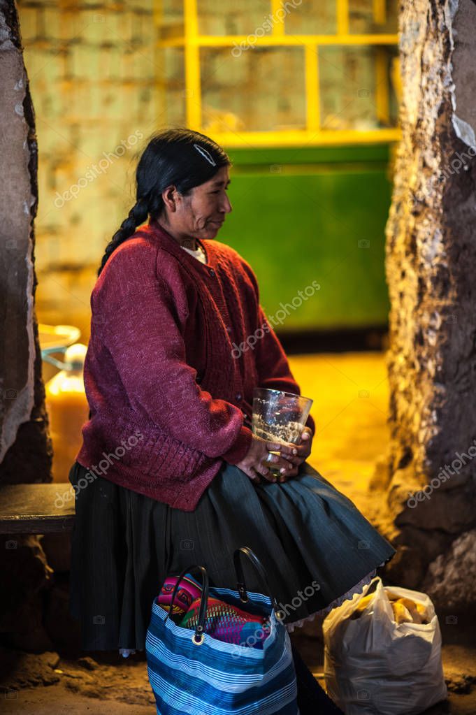 La mujer está bebiendo chicha. La cerveza Chicha-Inca se elabora a ...