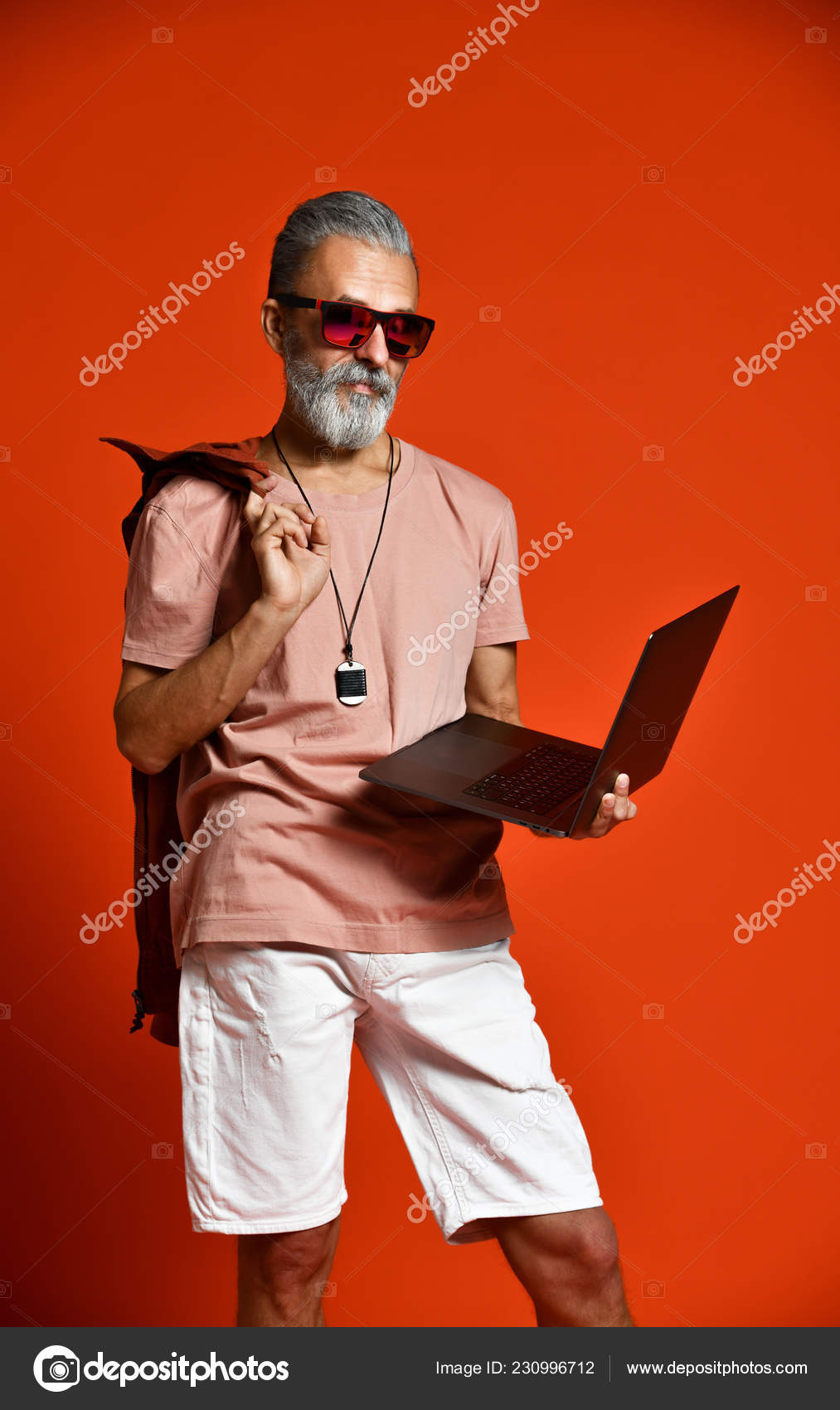 Modern happy stylish elderly senior male fusing laptop computer — Stock ...