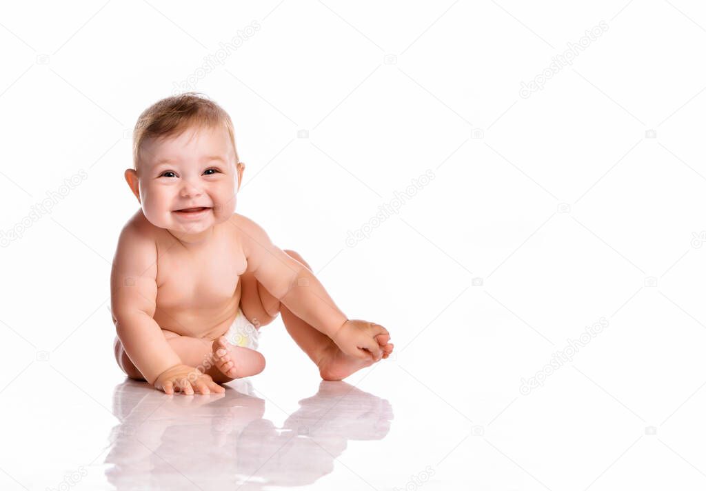 Feliz bebé sonriente en el suelo sobre fondo blanco 2023