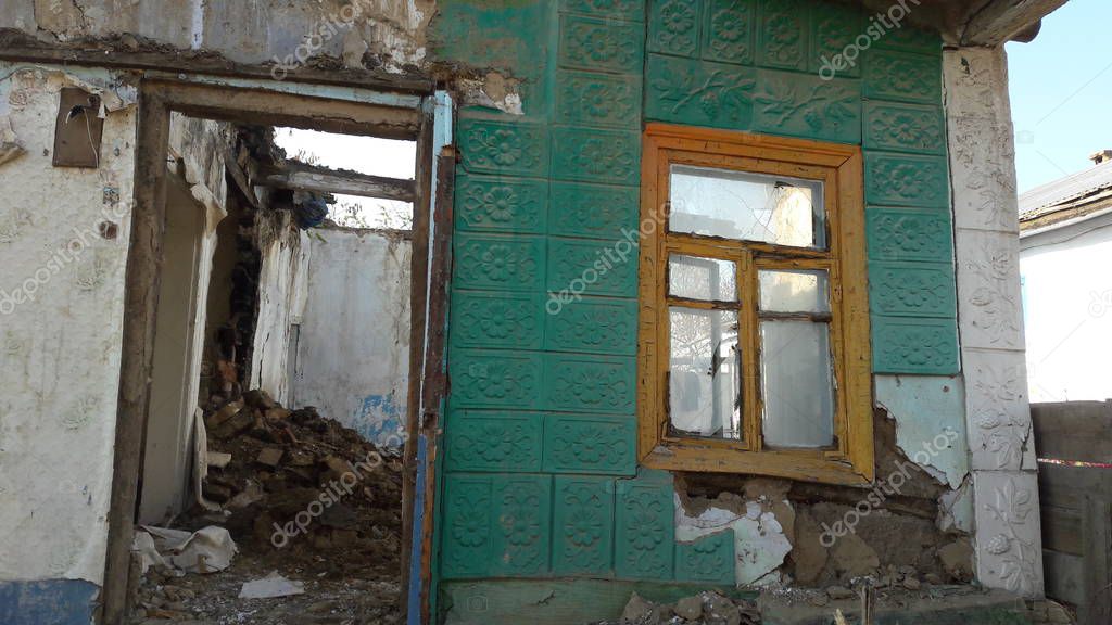 Ventana de vidrio roto con marco de madera viejo en la casa dañada ...