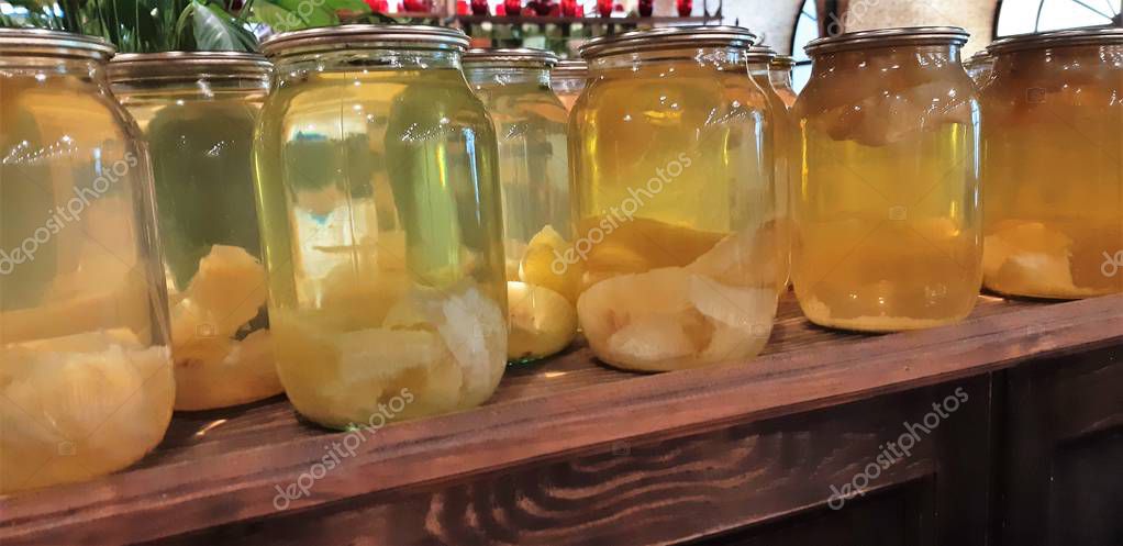 Compota de bayas y manzanas en frascos. Varias latas coloridas de ...