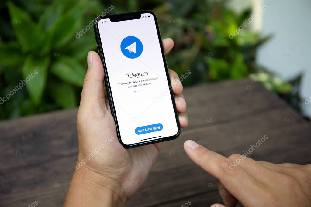 Koh Samui, Tailandia - 26 de marzo de 2018: Hombre de la mano con el iPhone X con servicio de ...