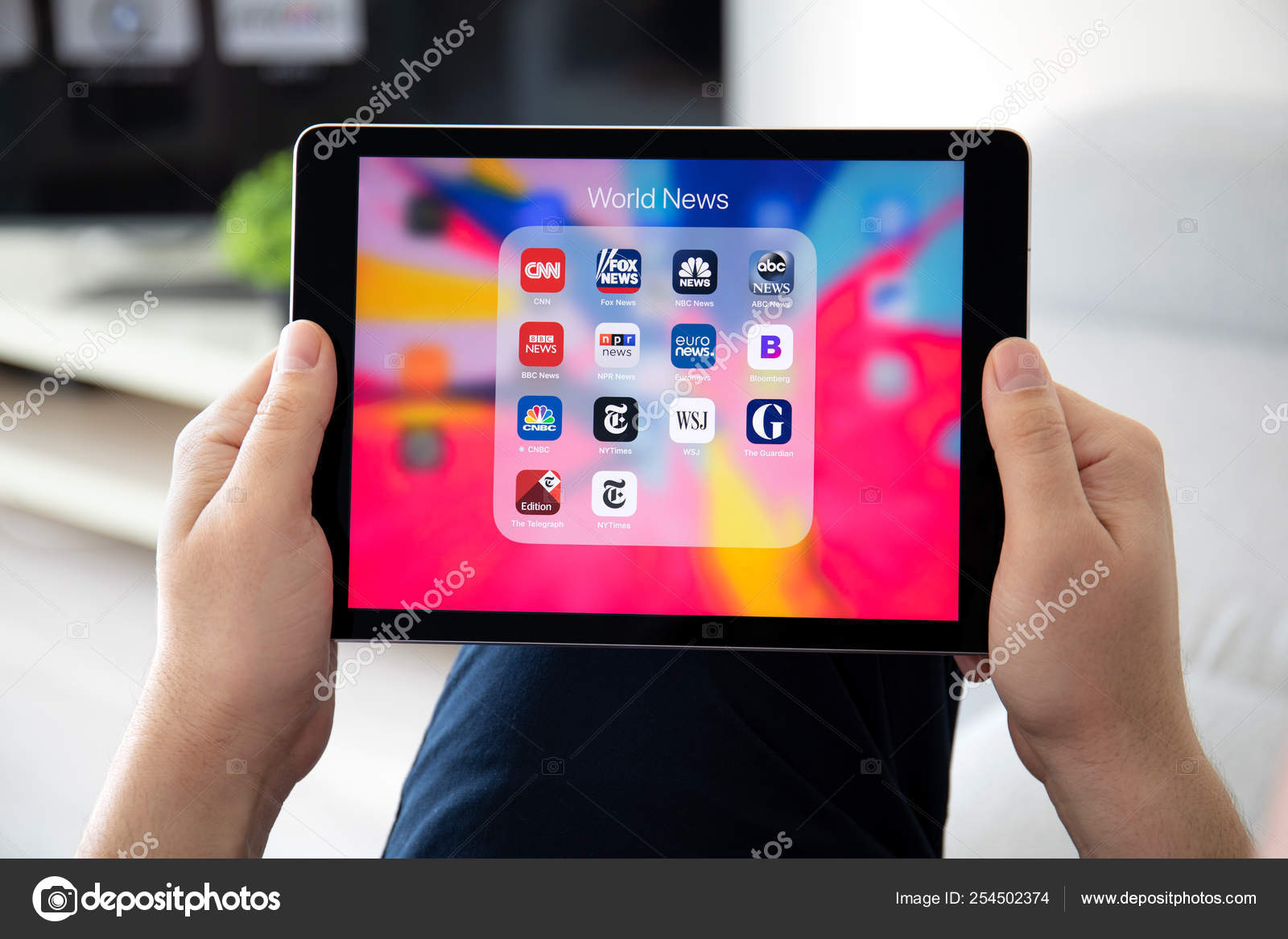 Man hand holding iPad Pro with popular news applications — Stock ...