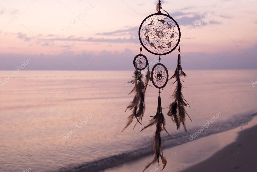 Atrapasueños, sobre fondo de mar, amuleto de chamán indio mágico ...