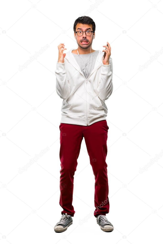 Una toma de cuerpo entero de un hombre con gafas y escuchando música ...