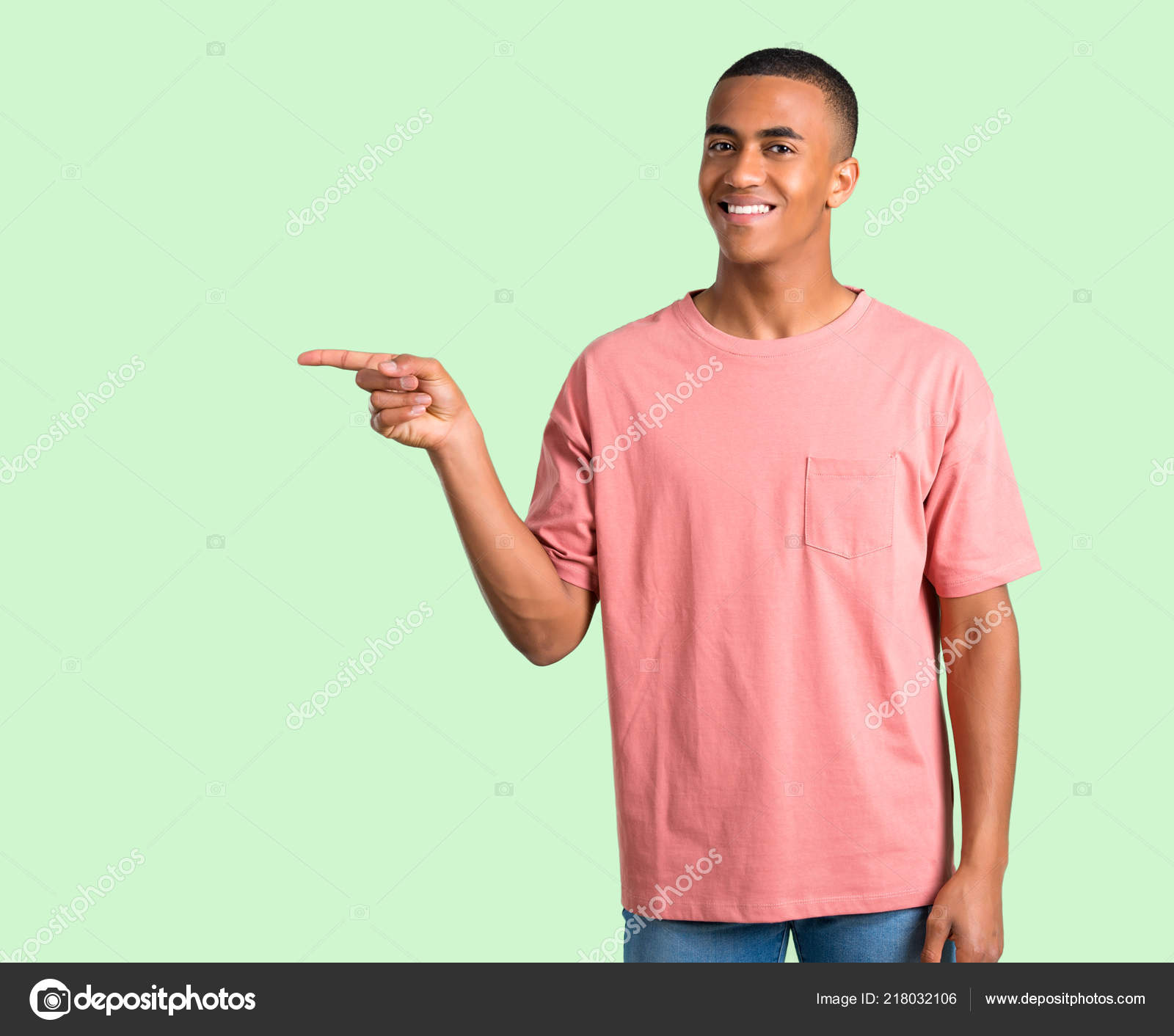 Mørkhudet Mann Som Peker Siden Med Finger Presentere Produkt Eller ...