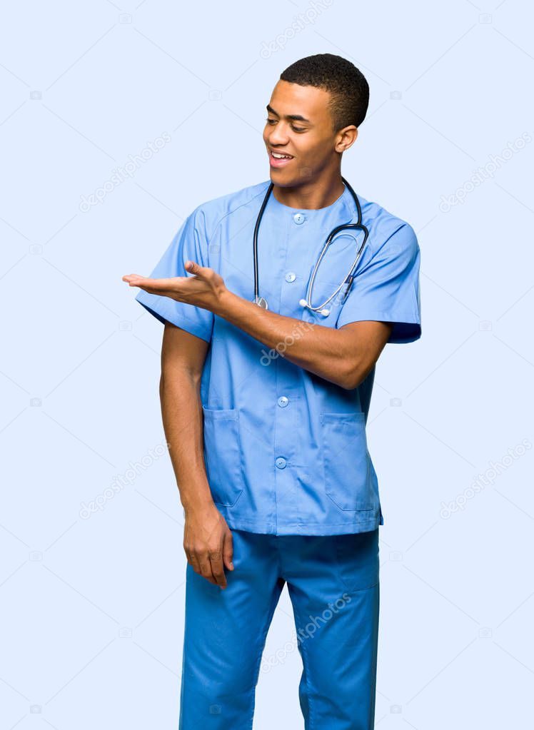 Cirujano médico hombre presentando una idea mientras mira sonriendo ...