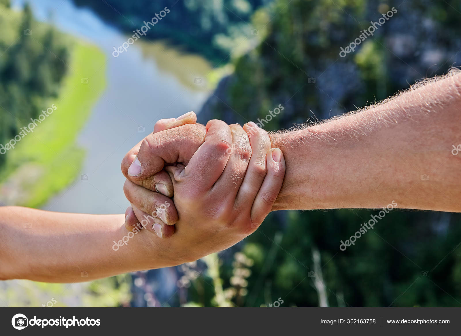 Aide main étendue à petite amie pendant la randonnée . image libre de ...