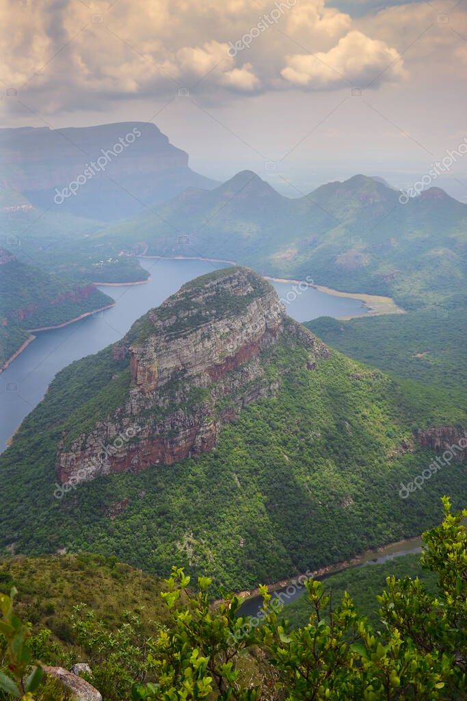 Presa de Blyde Rivier Poorts en el río Blyde a lo largo de la ruta ...