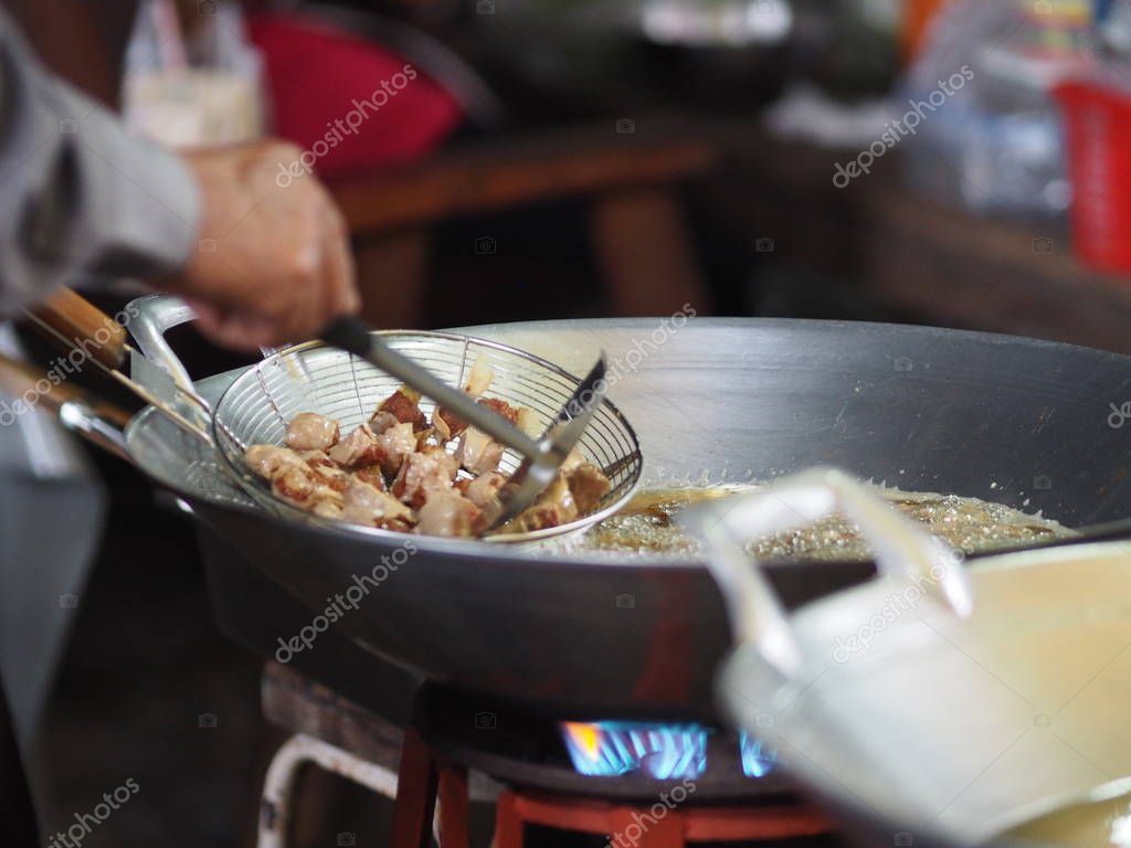 Hoi Jo nombre Deep Fried Crab carne rollo el hombre freír en una sartén ...