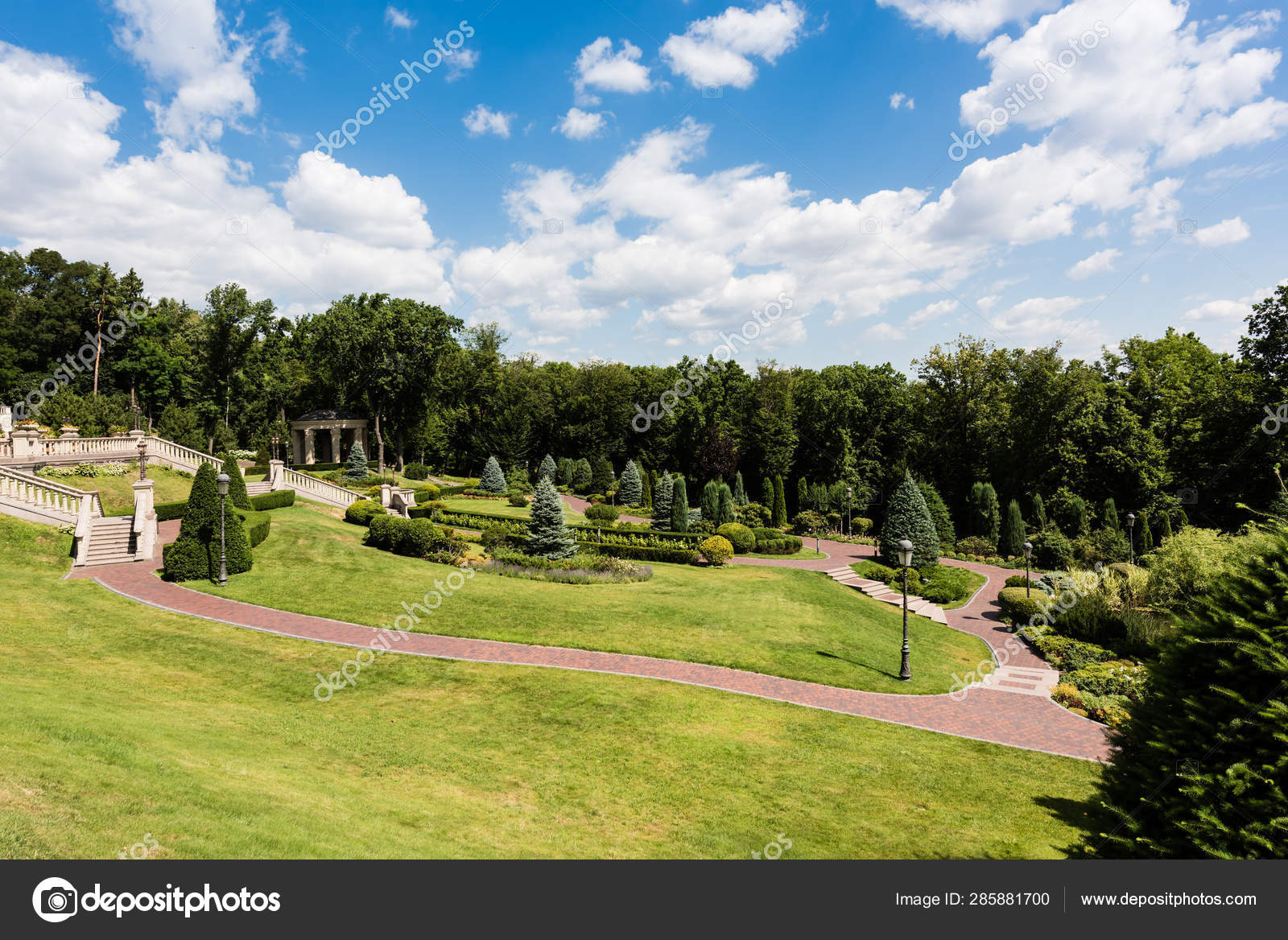 Walkway Green Grass Bushes Trees Park — Stock Photo © HayDmitriy #285881700