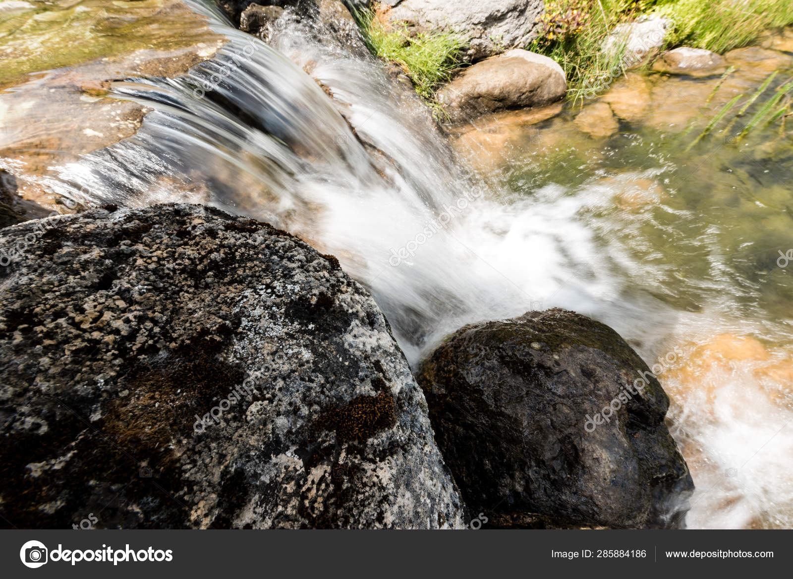 Steam Water Flowing Rocks Grass Park — Stock Photo © HayDmitriy #285884186