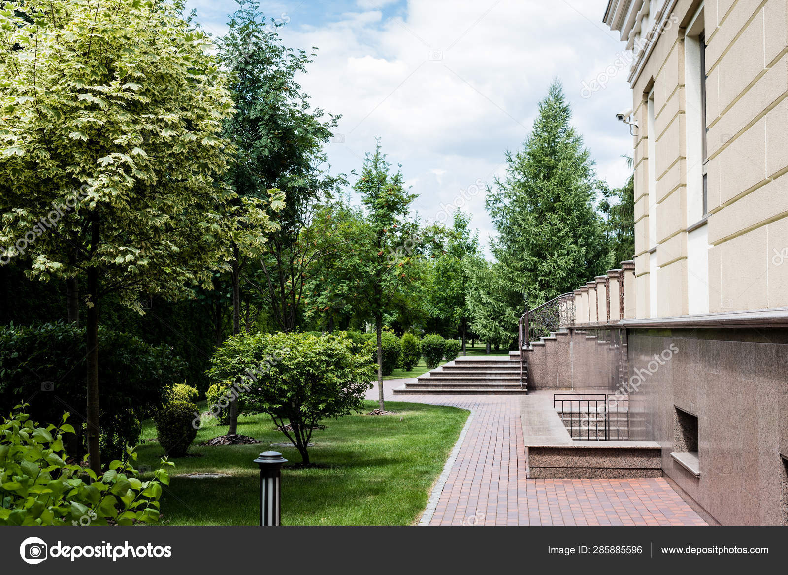 Green Trees Bushes Grass Walkway Building Stairs — Stock Photo © HayDmitriy #285885596