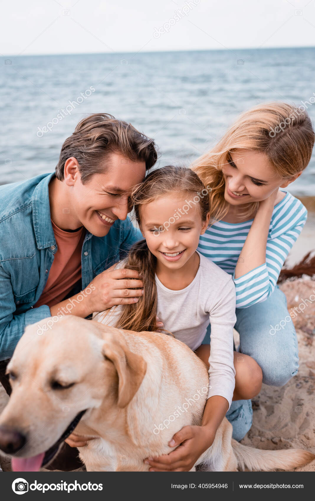 Selective Focus Father Hugging Daughter Wife Golden Retriever Beach — Stock Photo © HayDmitriy ...