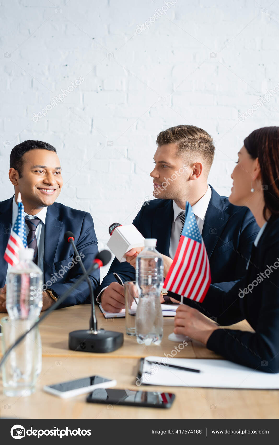 Correspondent Microphone Interviewing Politician Party Congress ⬇ Stock ...