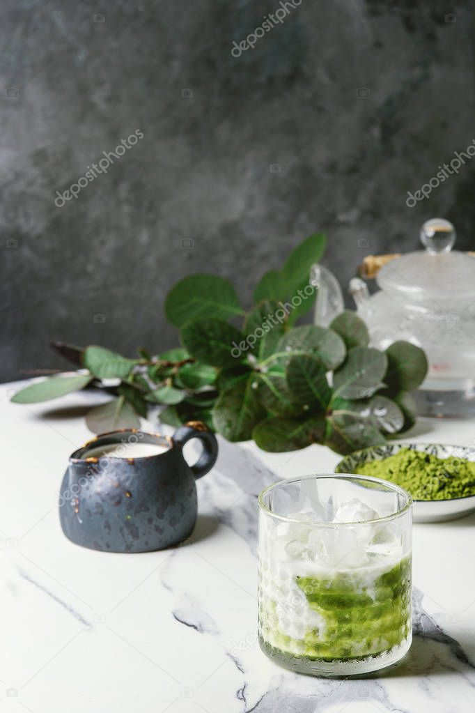 Té verde matcha con leche helada o cóctel en vaso con cubitos de hielo ...