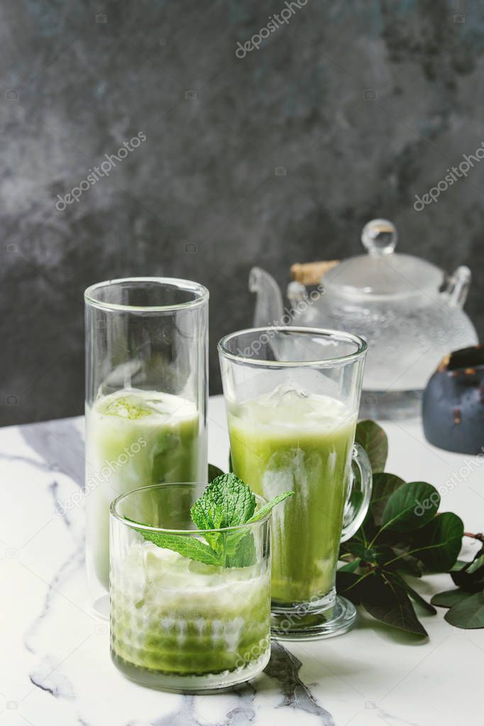 Té verde matcha con leche helada o cóctel en tres vasos diferentes con ...