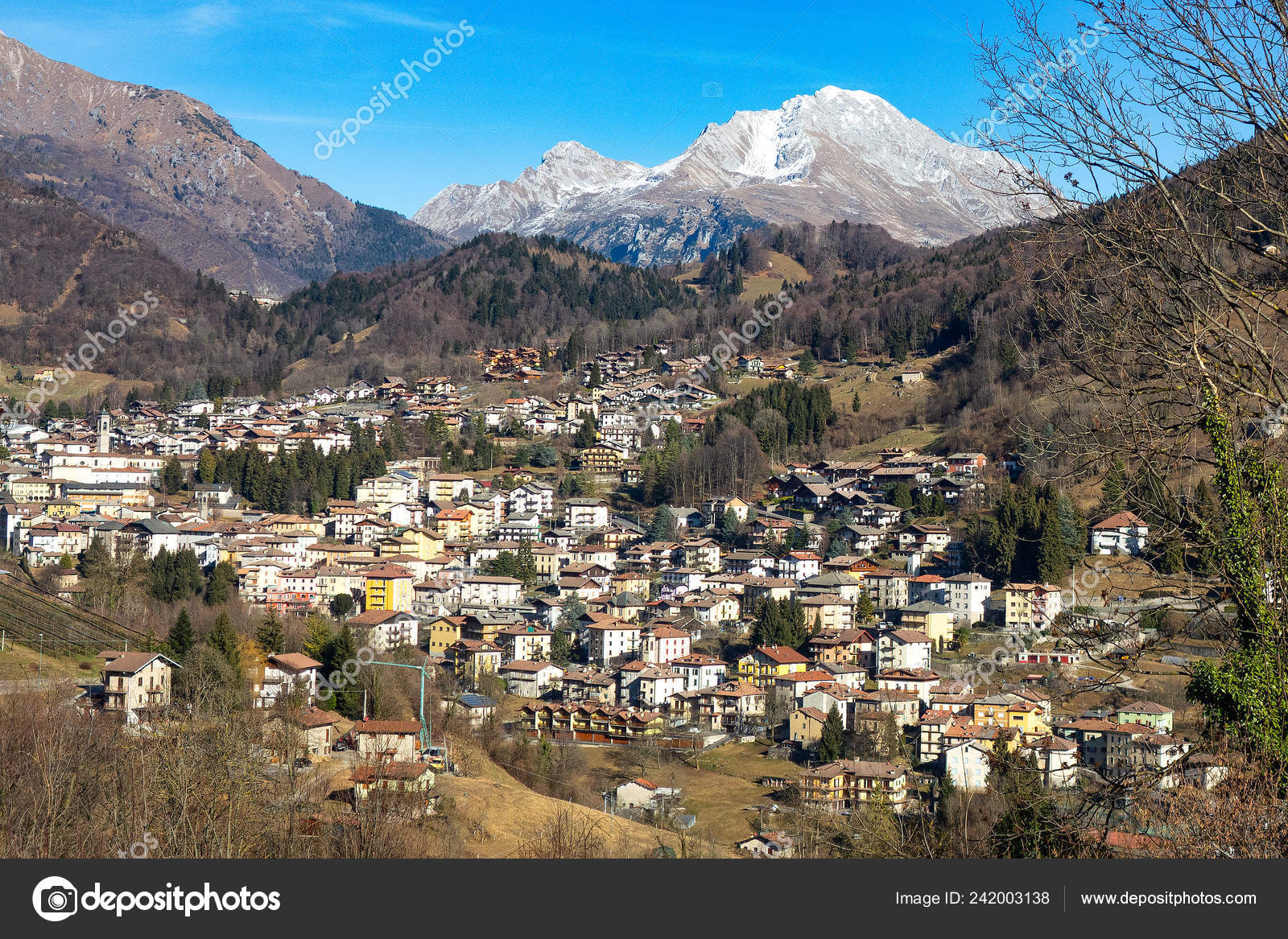 Vista Del Pueblo Serina Valle Brembana Bérgamo Italia: fotografía de ...