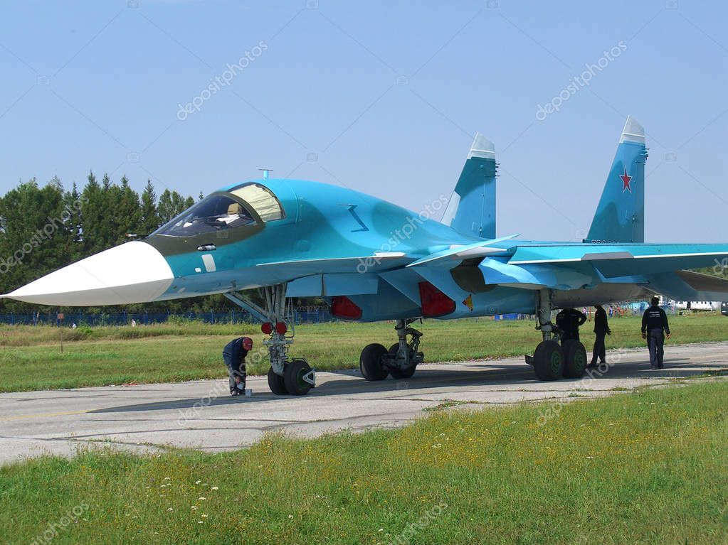 Un poderoso caza militar ruso de su-34 aviones en la pista del ...