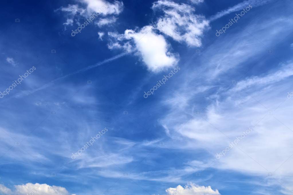 Hermosas formaciones de nubes de cirros blancos en un cielo de verano ...