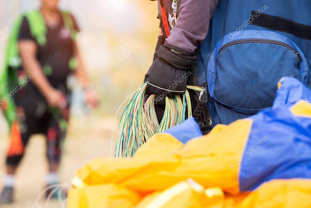 Parapente en acción. Hombre parapente preparándose para un vuelo. Un ...