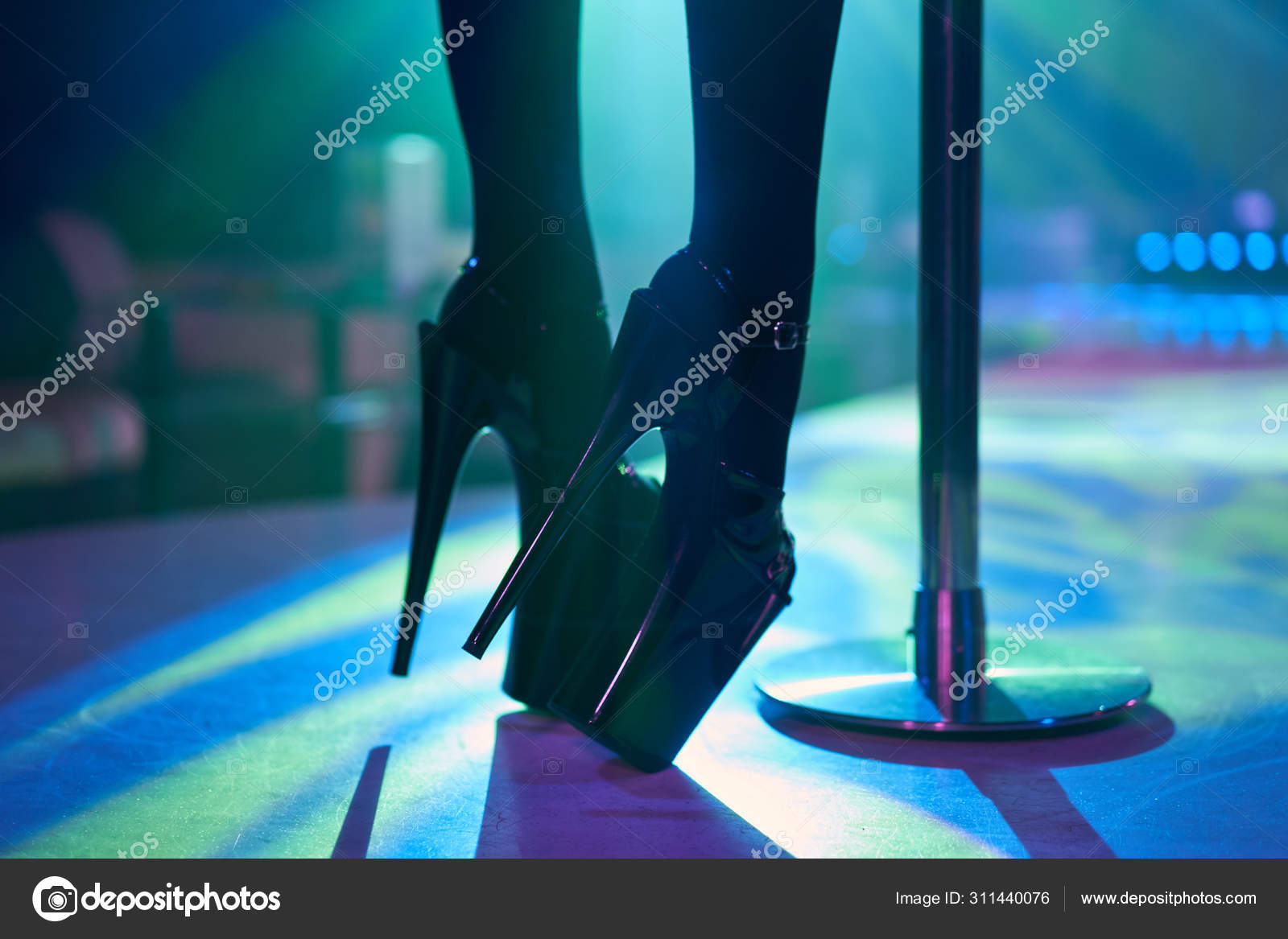Jeune Femme Sexy Strip Tease Pole Dance Avec Pylône En Boîte De Nuit