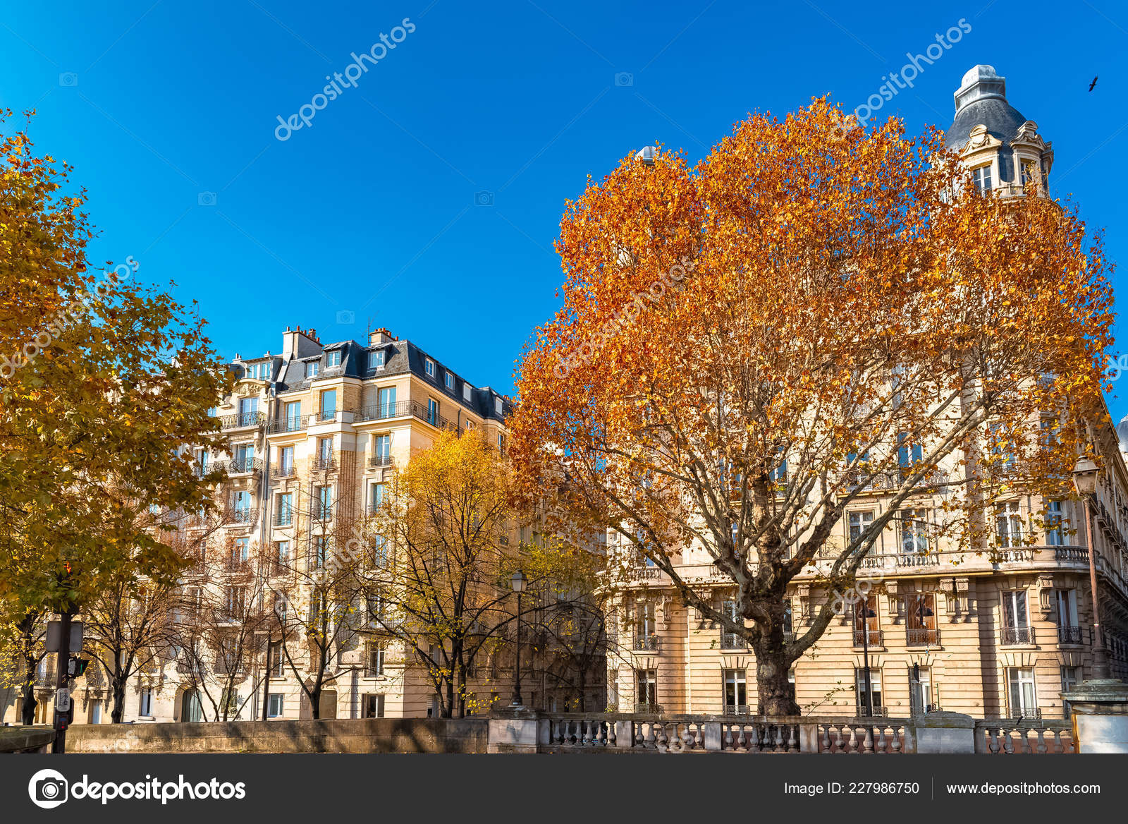 Paris Beautiful Buildings Typical Facades Autumn Bir Hakeim Bridge ...