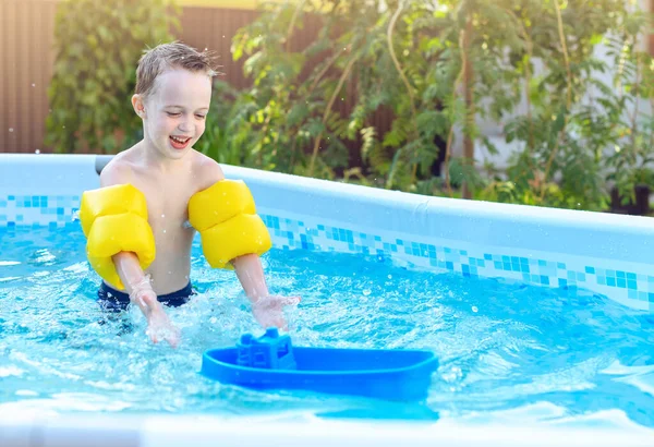 แผ่นกระดานสำหรับเล่นน้ำ ภาพถ่ายสต็อก แผ่นกระดานสำหรับเล่นน้ำ รูปภาพปลอด ...