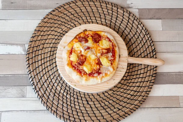 Pizza butcher block Stock Photos, Royalty Free Pizza butcher block ...