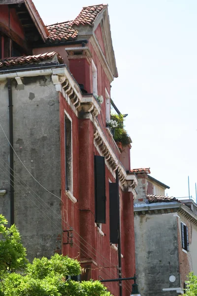 Venecia, tradicional, casa roja con cornisa monumental y jardín 2024
