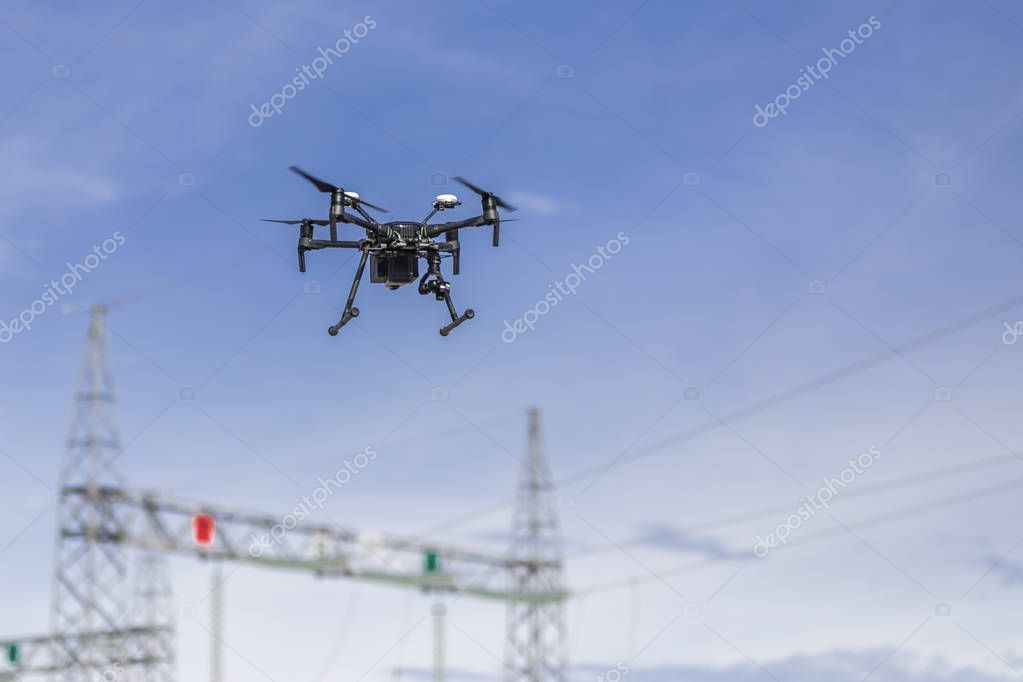 Drone volando y trabajando para ortofoto y análisis térmico de plantas ...