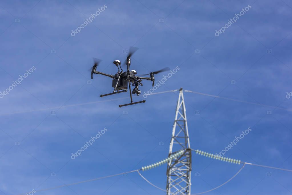 Drone volando y trabajando para ortofoto y análisis térmico de plantas ...