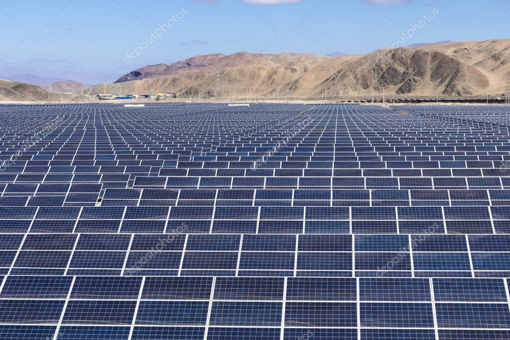 Vista aérea de una planta de energía solar sobre las arenas desérticas de Atacama, Chile ...