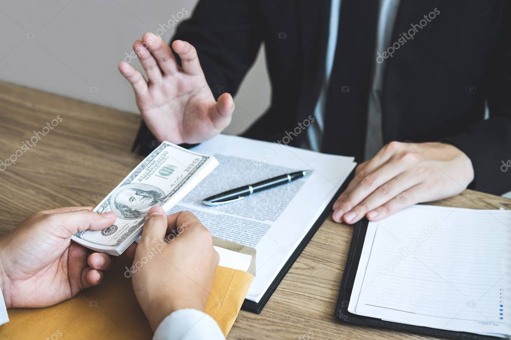 Concepto de lucha contra el soborno y la corrupción, el hombre de negocios se niega y no recibe ...