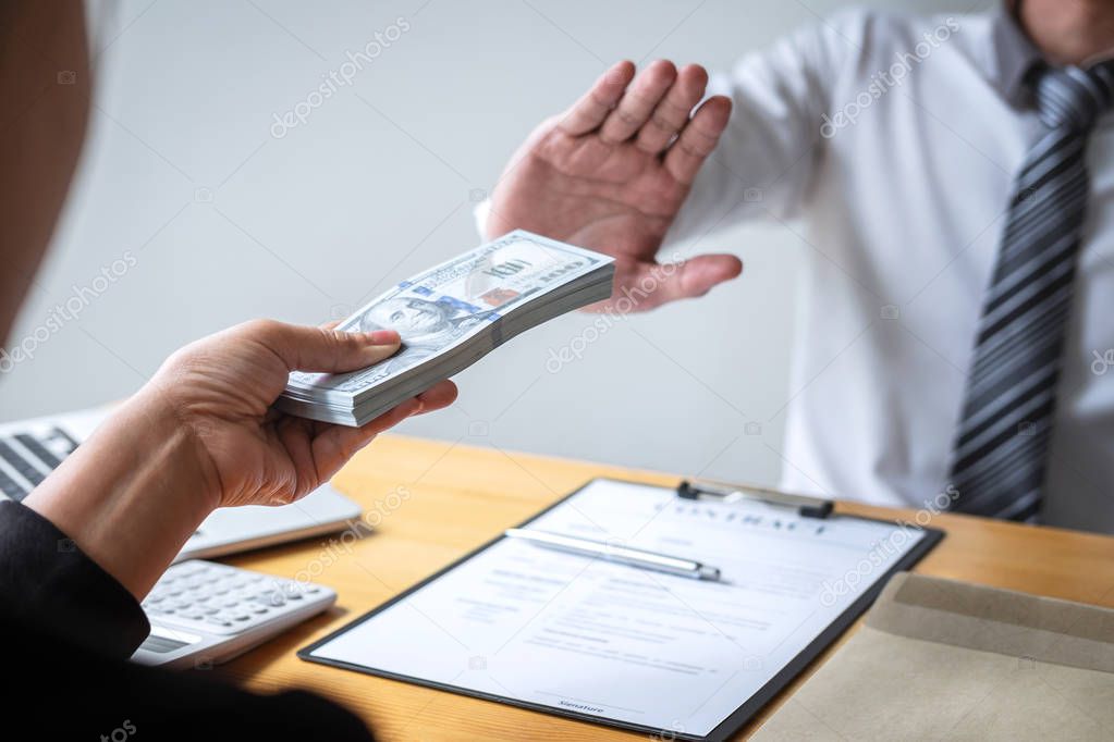 Concepto de lucha contra el soborno y la corrupción, Hombre de negocios se niega y d 2024