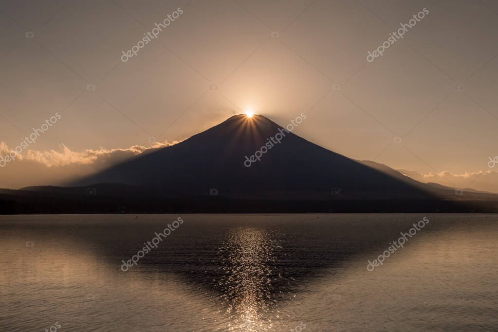 Fuji Diamond. Diamante de Fuji en el Lago Yamanakako en temporada de ...