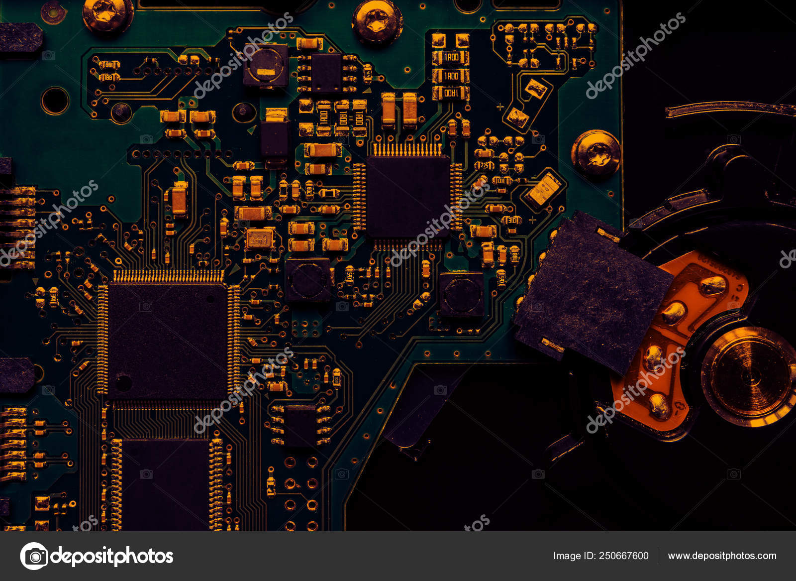 Dentro de la computadora, componentes de la placa base de hardware y ...