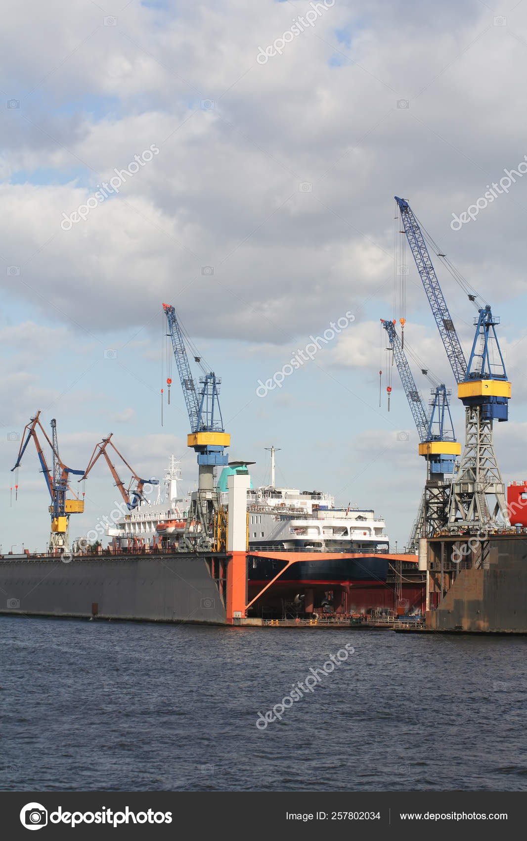 Cruise Ship Floating Dock Hamburg Harbour Stock Photo by ©YAYImages ...