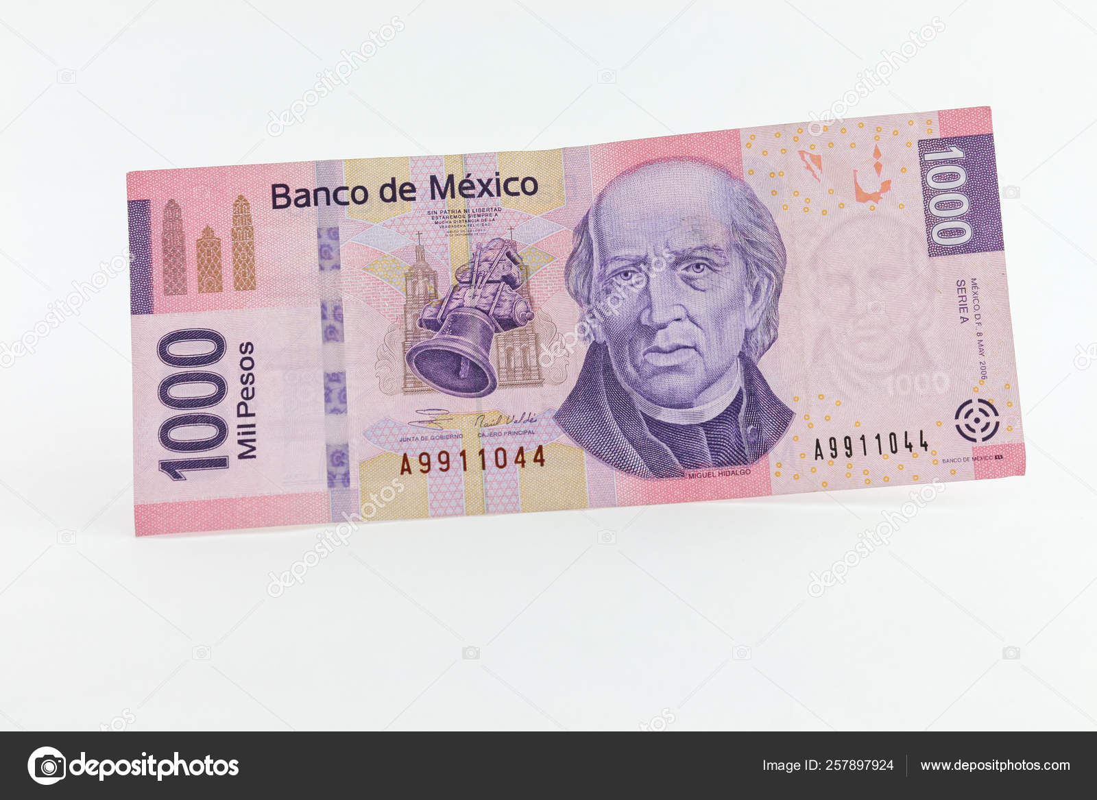 Front View Mexican 1000 Pesos Bill – Stock Editorial Photo © YAYImages ...
