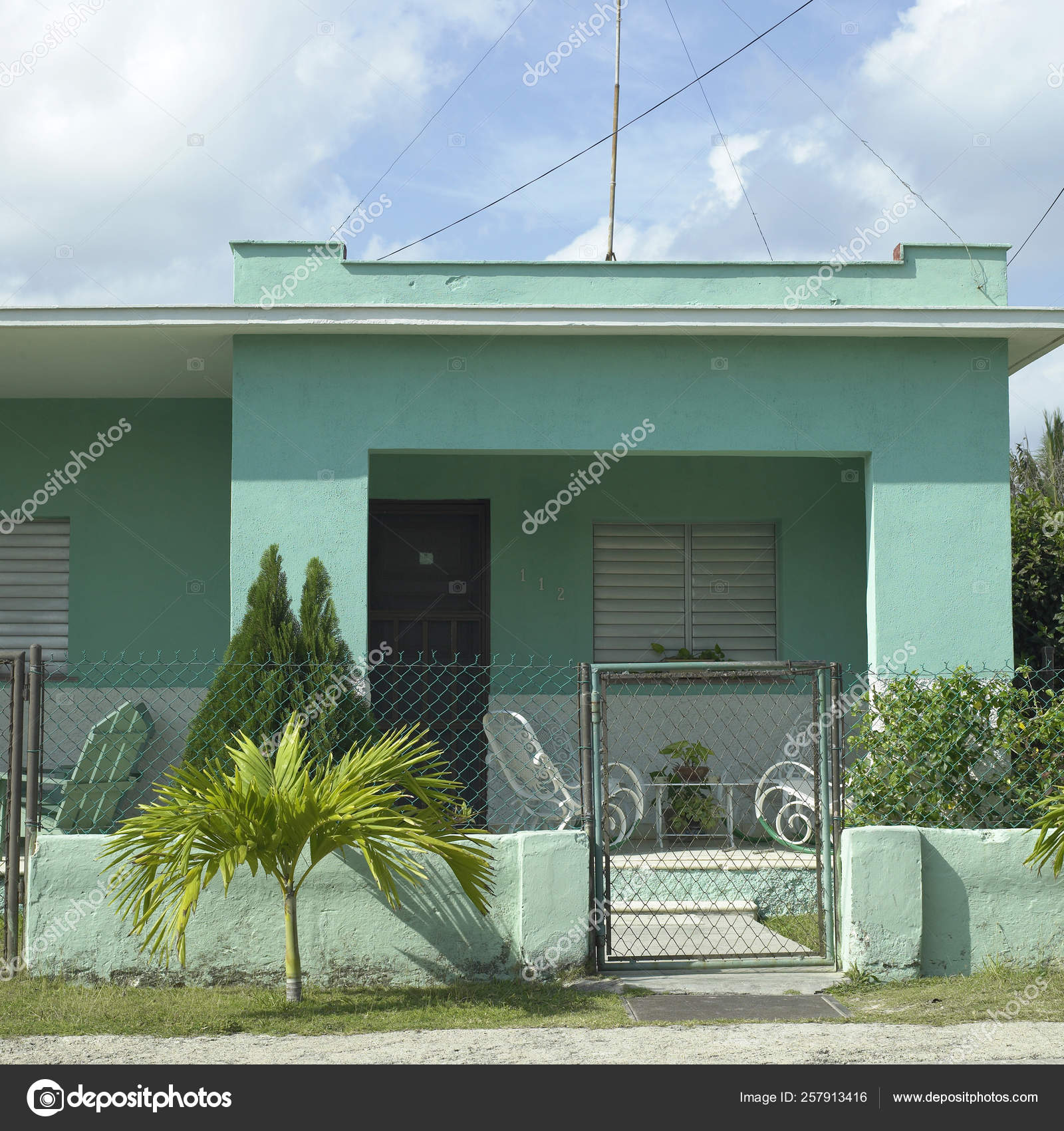 Front Yard Patio Middle Class Tropicl Home — Stock Photo © YAYImages ...