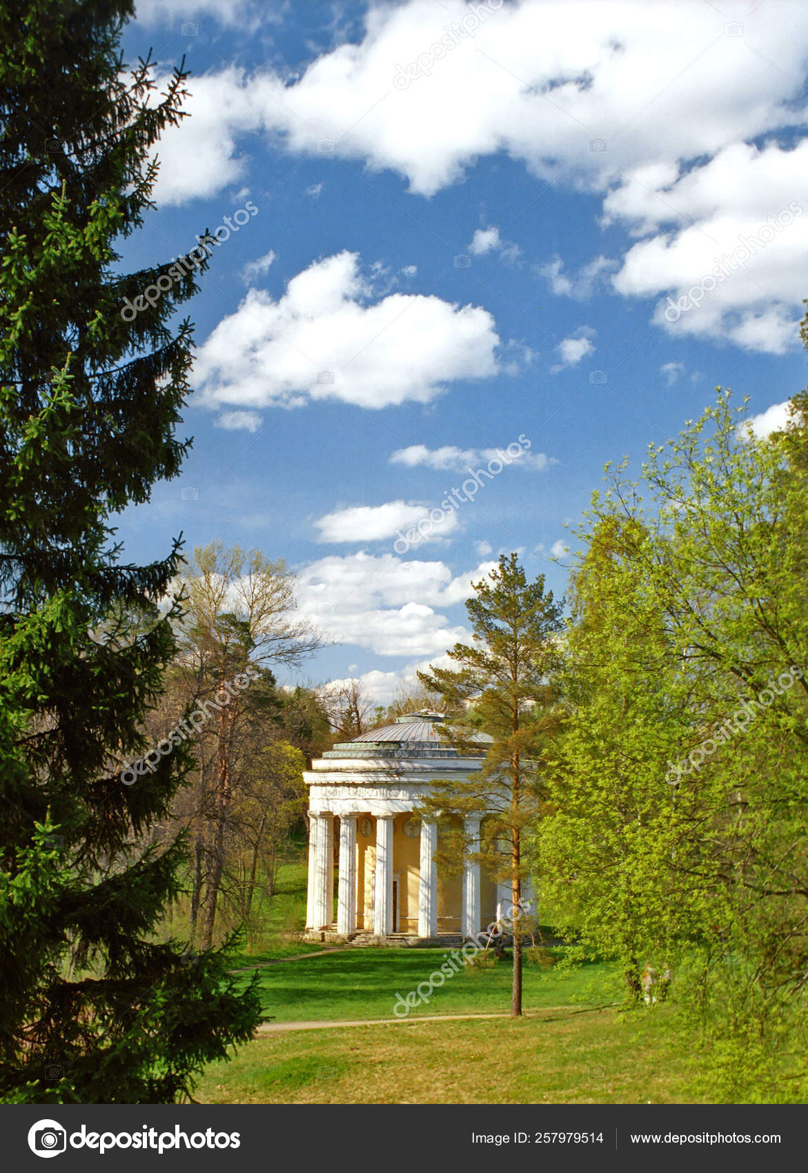 Beautiful Classical White Rotunda Columnes Circled Trees Spring Park ...
